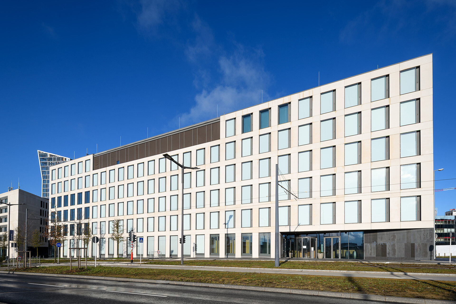 Real I.S. erwirbt Bürogebäude „The Stage” in Luxemburg als erstes ...